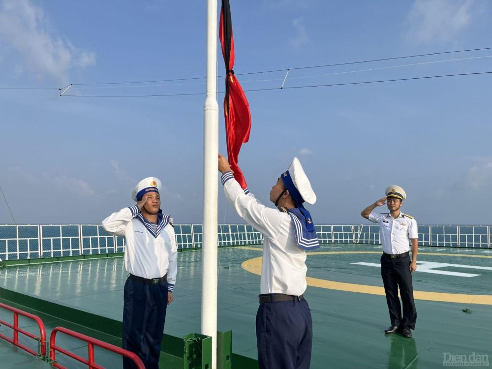 Lễ treo cờ rủ tại nhà giàn DK1/9 - Thế Giới Ảnh